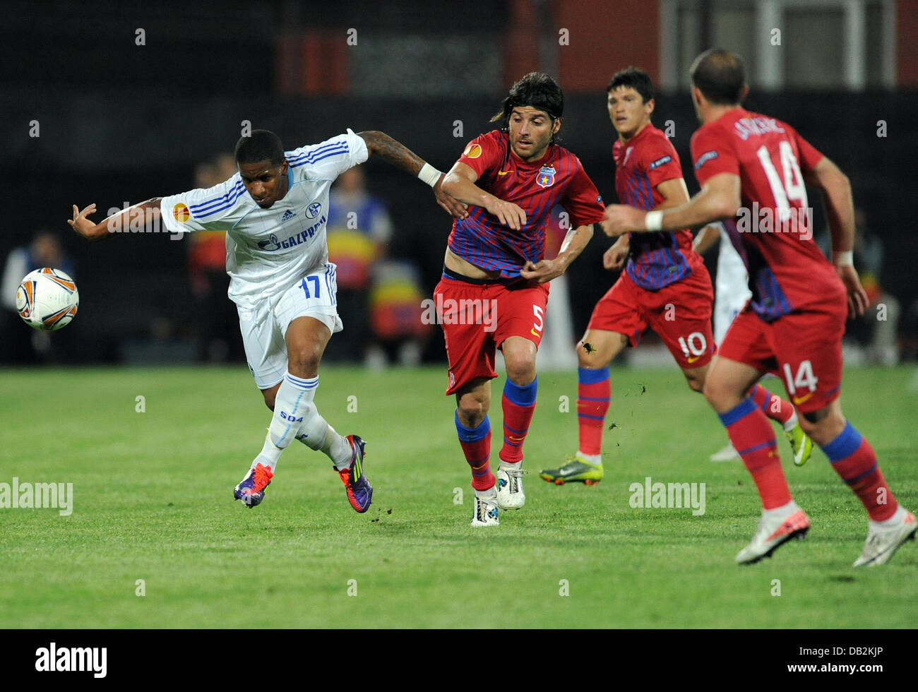 Steaua's Pablo Brandan (C) and Schalke's Jefferson Farfan (L) fight for ...
