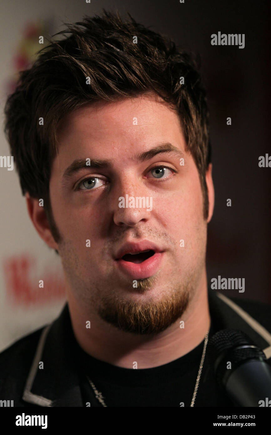 Lee DeWyze interviews and performs live for his fans American Idol ...