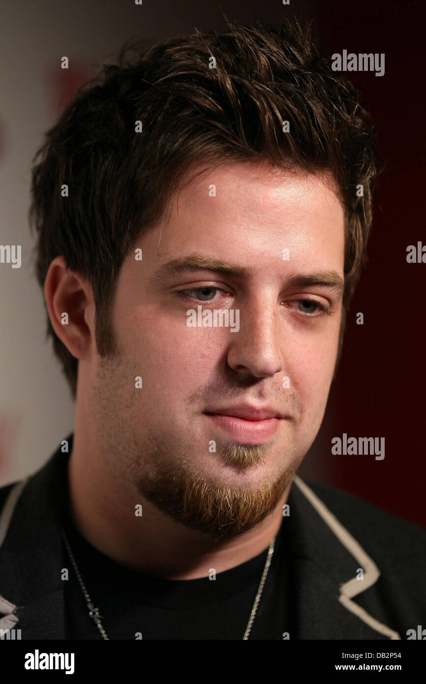 Lee DeWyze interviews and performs live for his fans American Idol ...