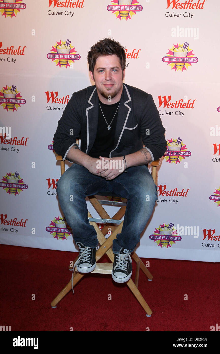 Lee DeWyze interviews and performs live for his fans American Idol ...
