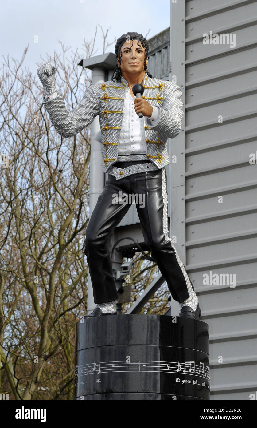 Unveiling of Michael Jackson's statue at Fulham's Craven Cottage ...