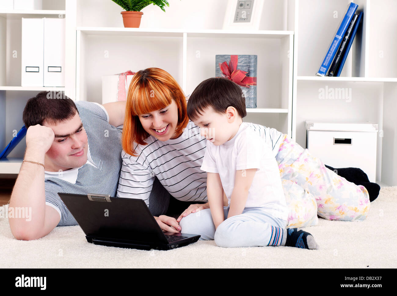 family looking at a laptop Stock Photo - Alamy