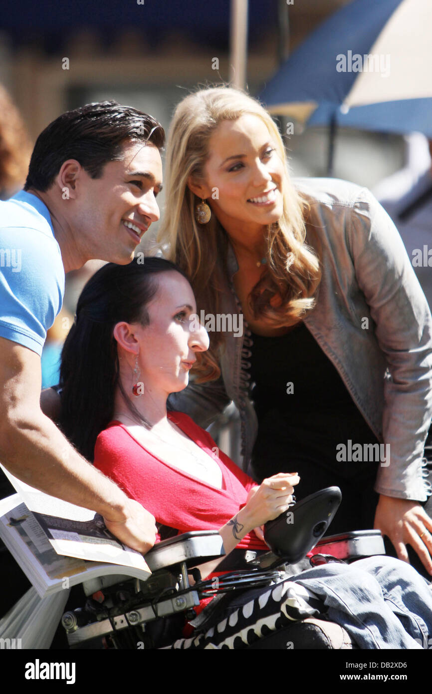 Elizabeth Berkley is interviewed by Mario Lopez for entertainment ...