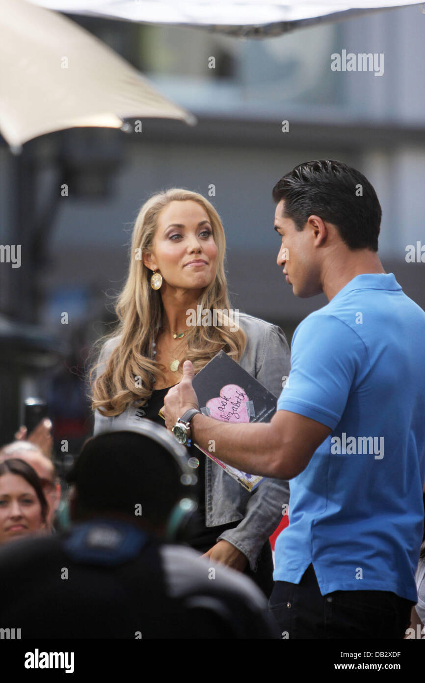 Elizabeth Berkley Og Mario Lopez
