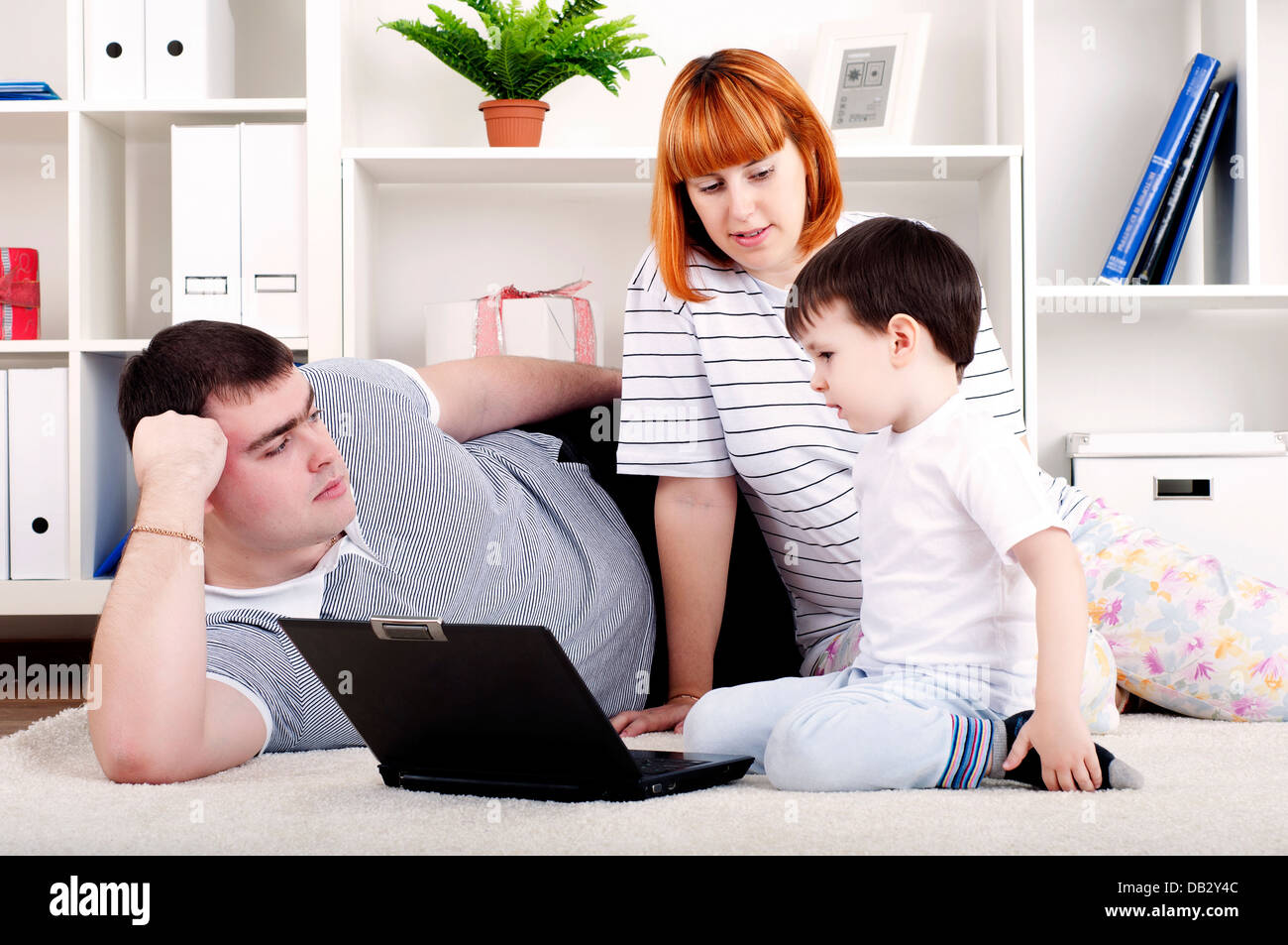 family looking at a laptop Stock Photo - Alamy