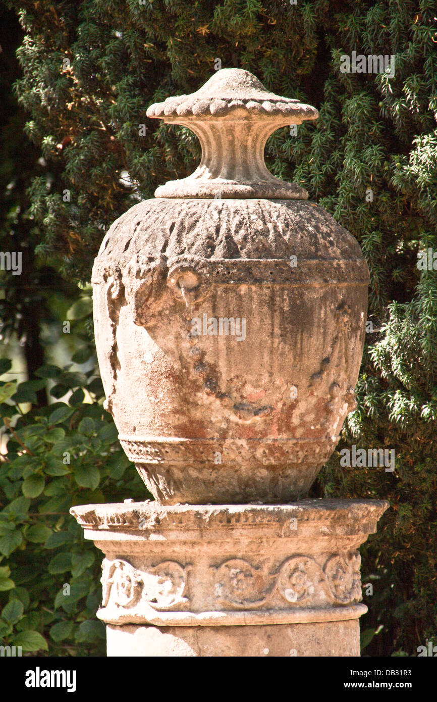 Driveway feature. Pot Earn Stock Photo - Alamy
