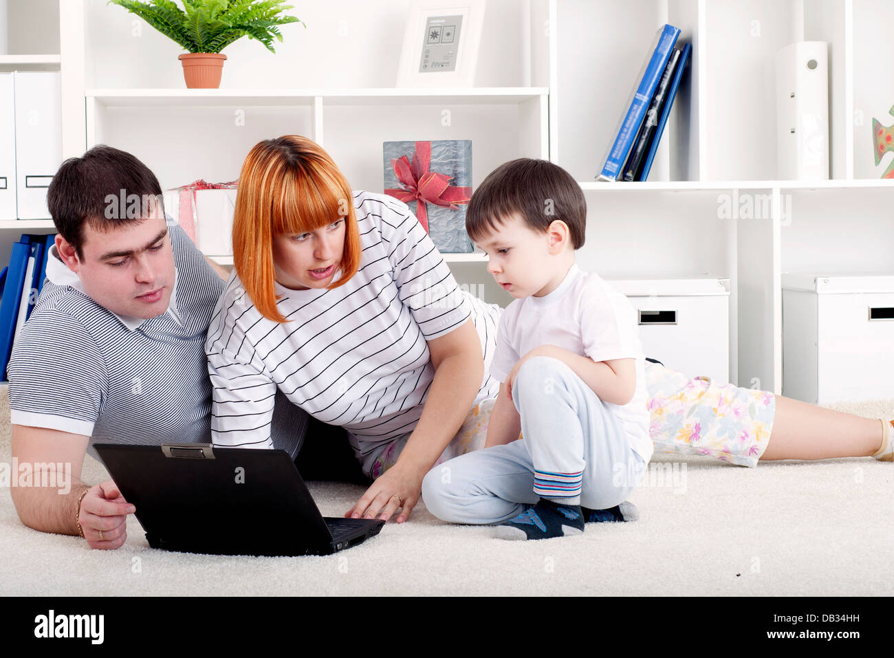 family looking at a laptop Stock Photo - Alamy