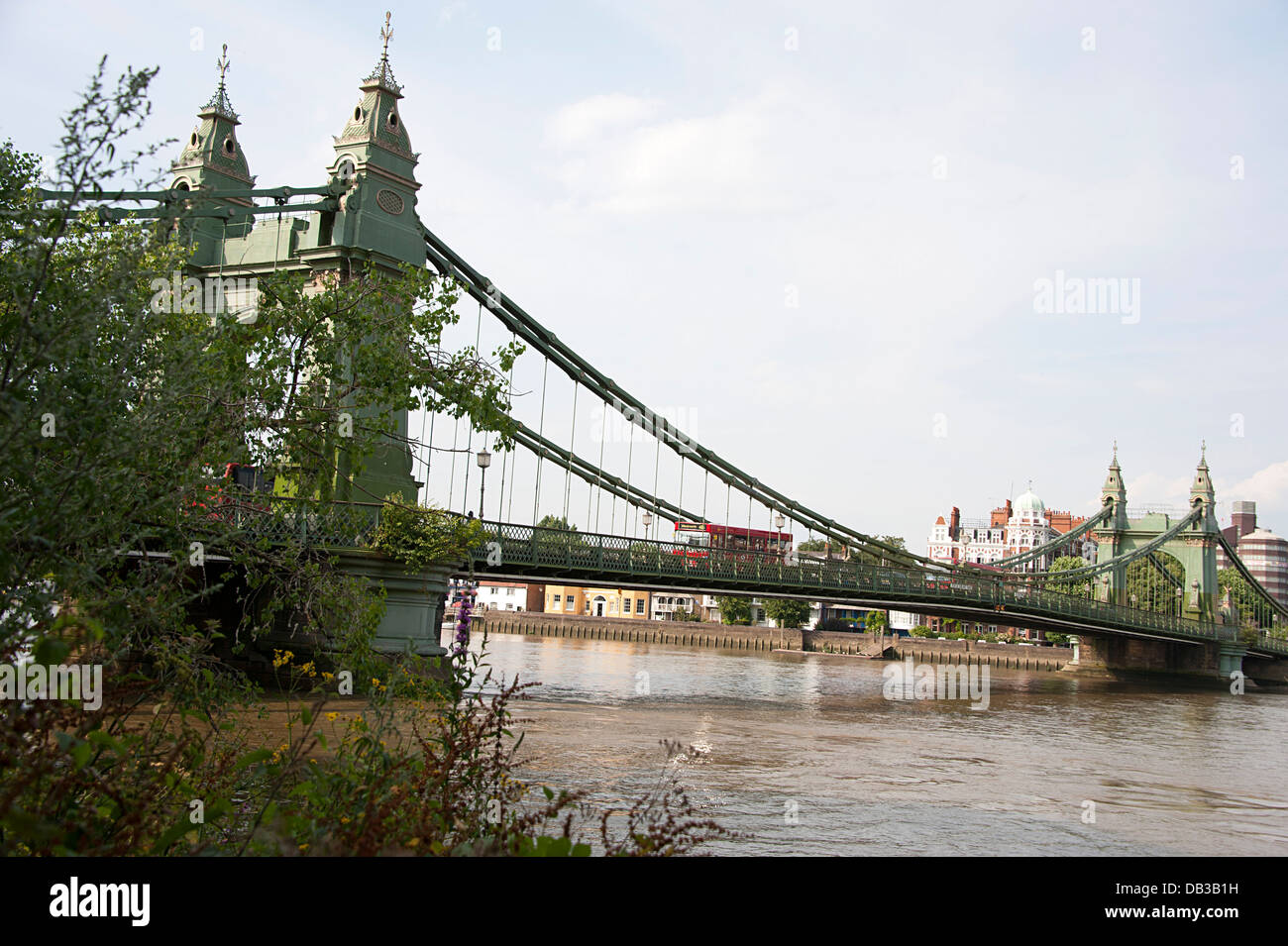 London suspension bridge over the thames hi-res stock photography and ...