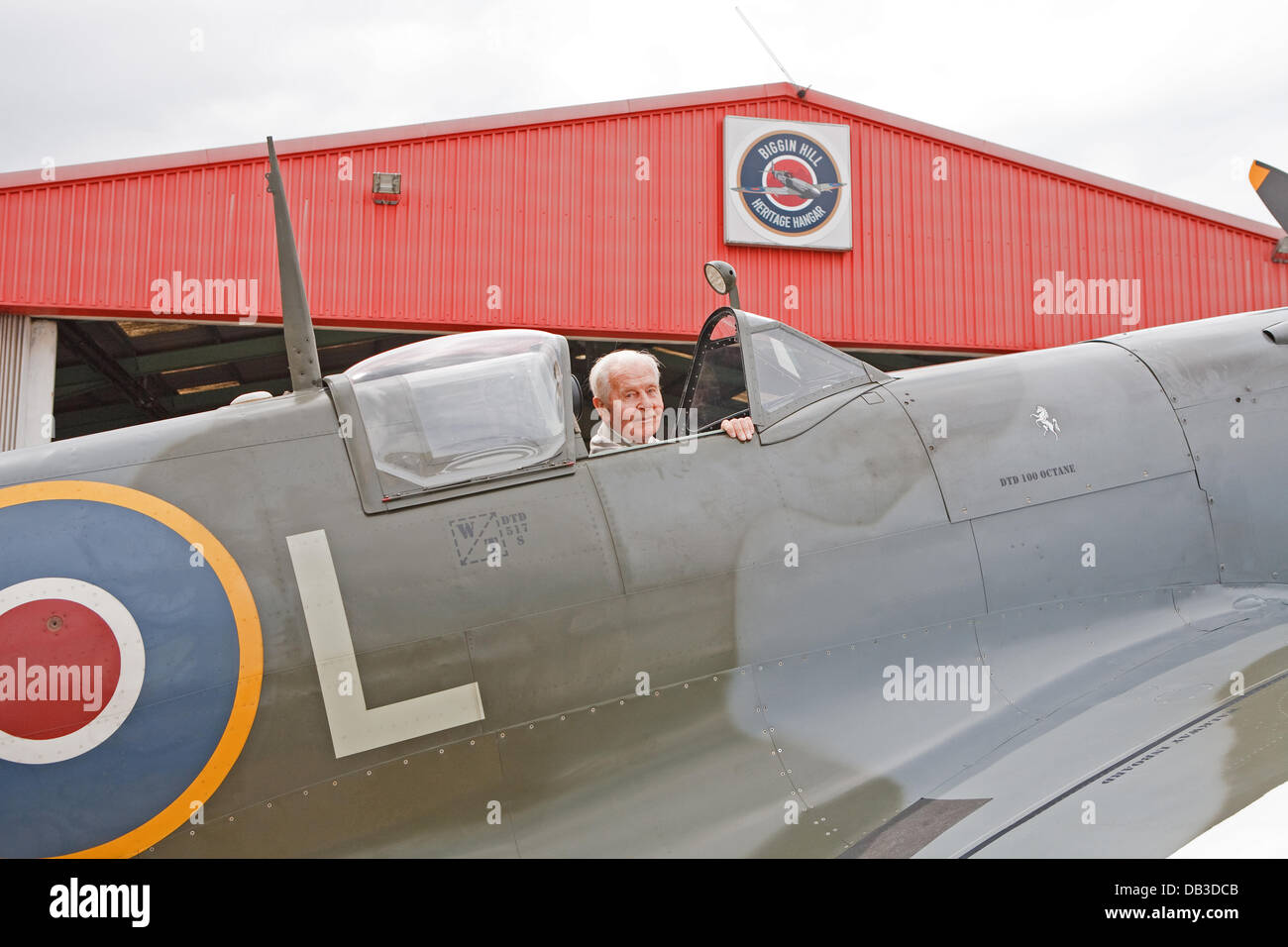Women pilots, spitfire hi-res stock photography and images - Alamy