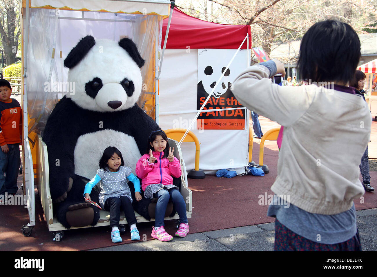 Atmosphere The first public appearance of two giant pandas from China ...