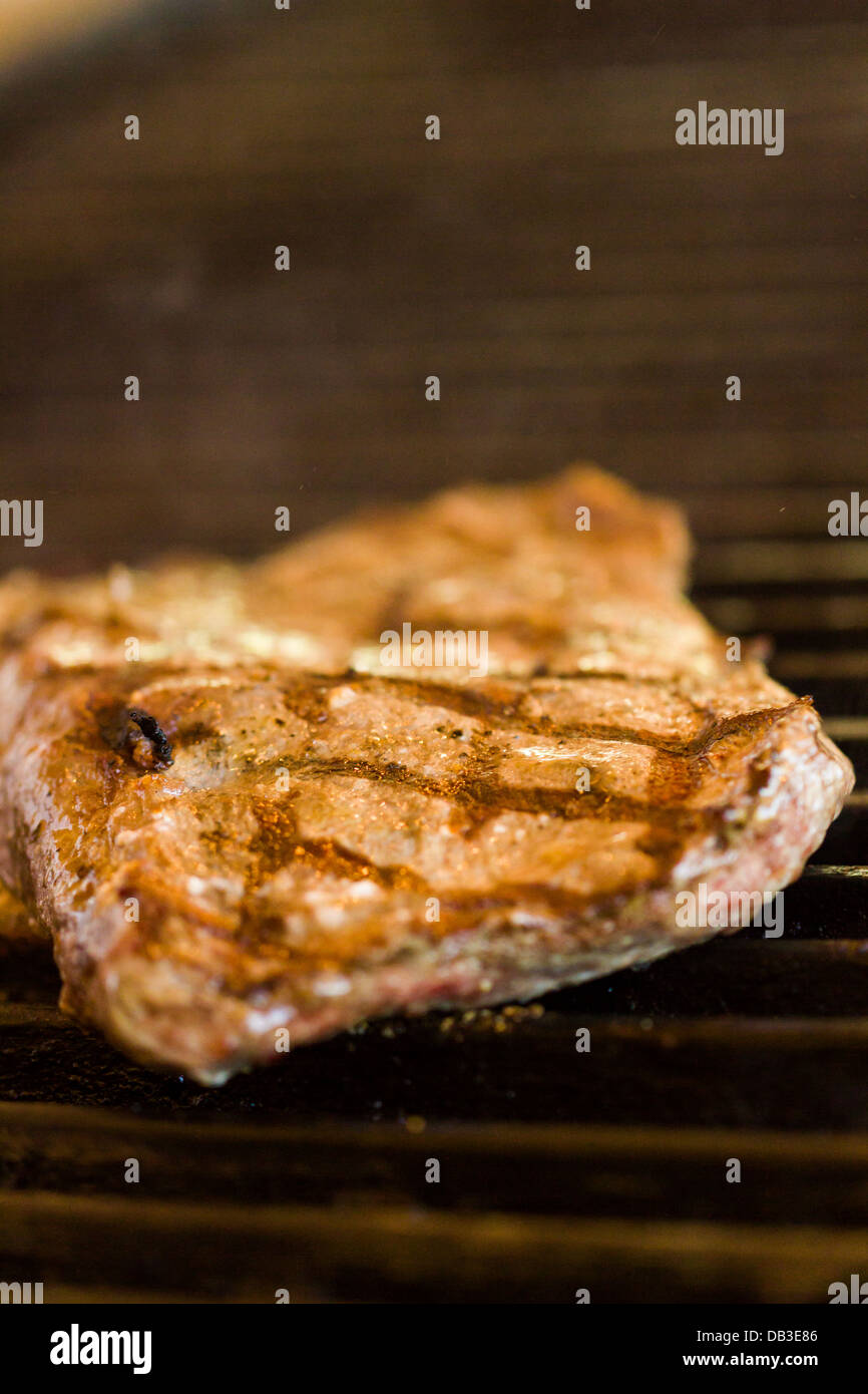 Slice of beef on barbecue grill Stock Photo - Alamy