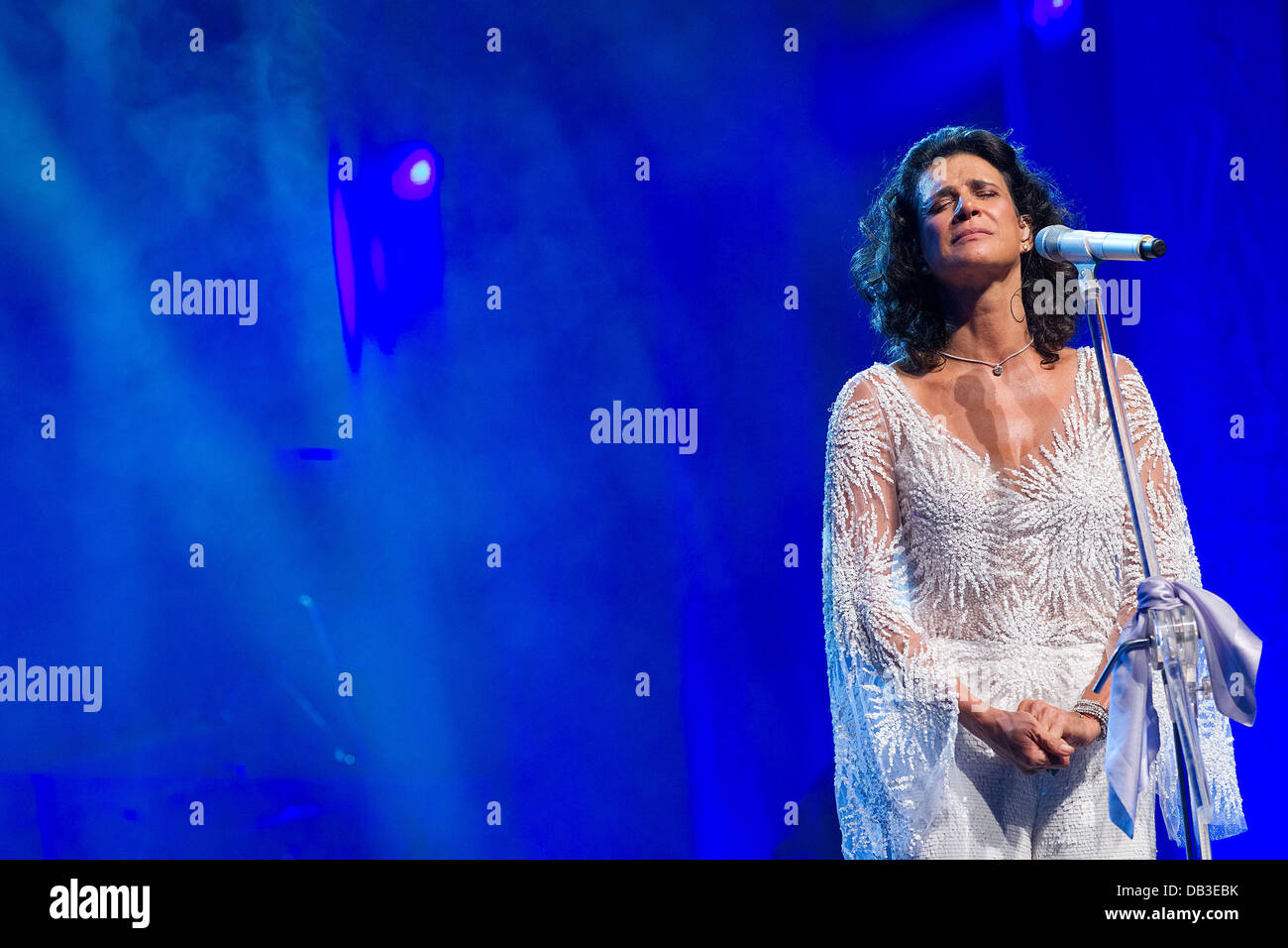 Brazilian romantic singer, Simone, performing live at Coliseu dos ...