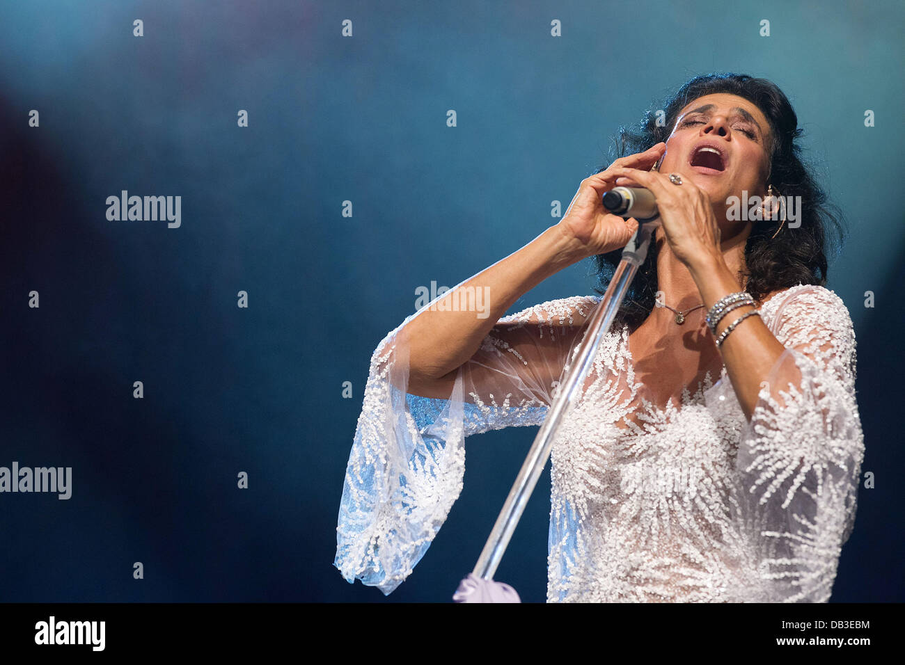 Brazilian romantic singer, Simone, performing live at Coliseu dos ...