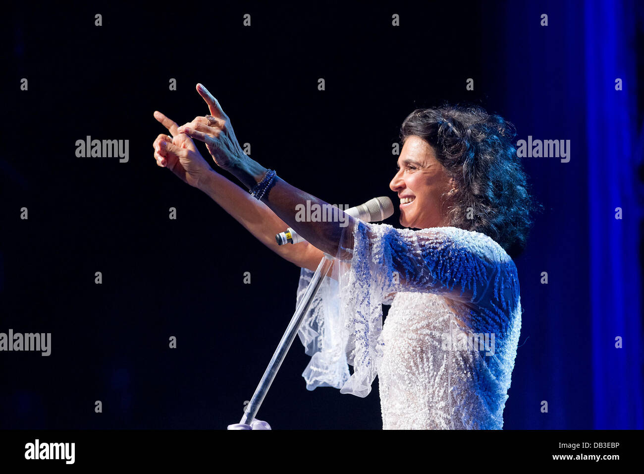 Brazilian romantic singer, Simone, performing live at Coliseu dos ...