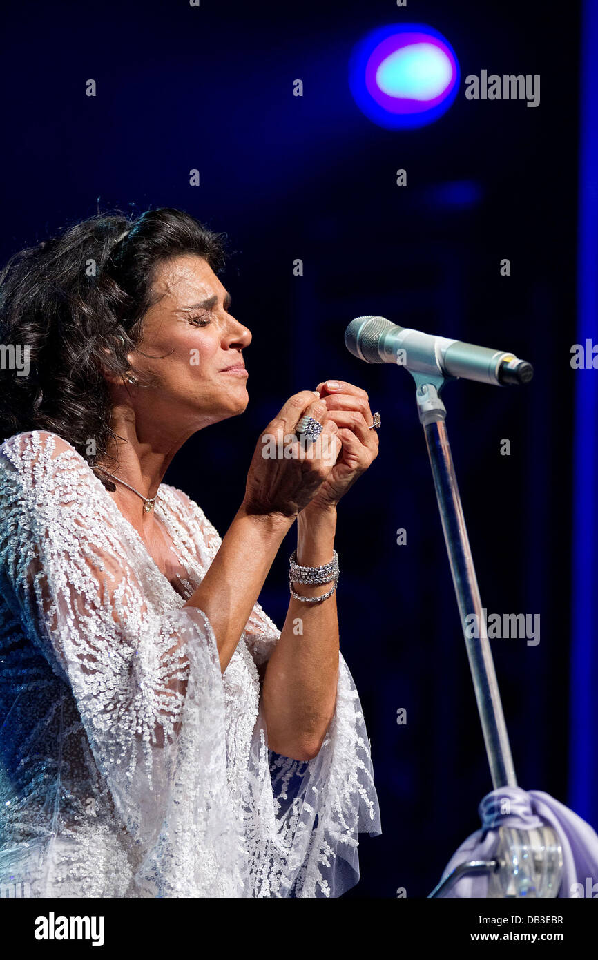 Brazilian romantic singer, Simone, performing live at Coliseu dos ...