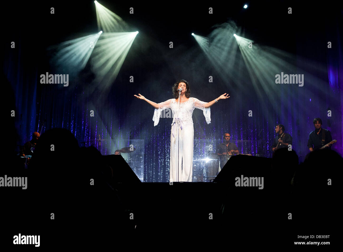 Brazilian romantic singer, Simone, performing live at Coliseu dos ...