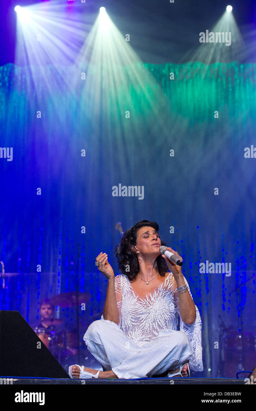 Brazilian romantic singer, Simone, performing live at Coliseu dos ...