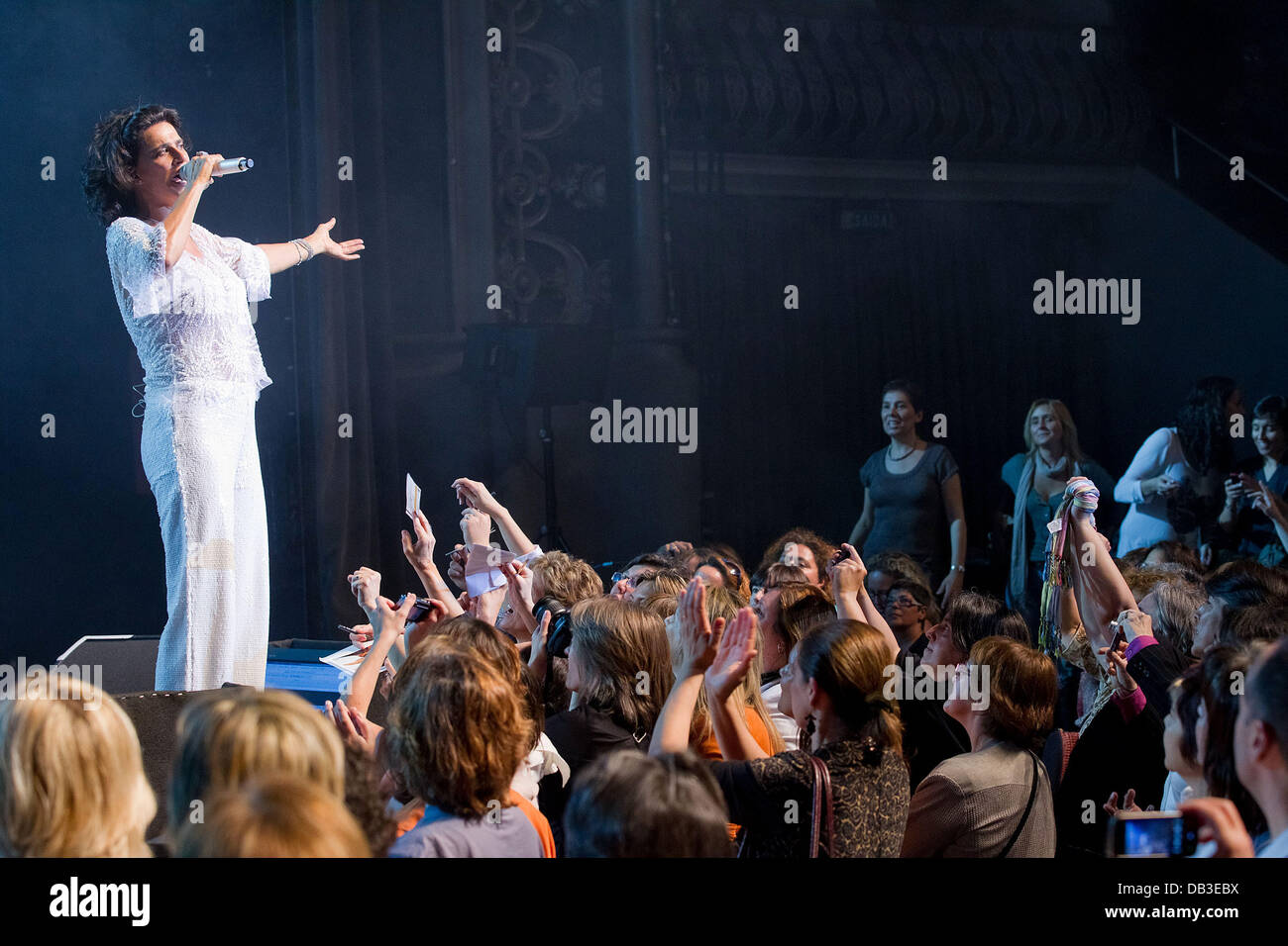 Brazilian romantic singer, Simone, performing live at Coliseu dos ...