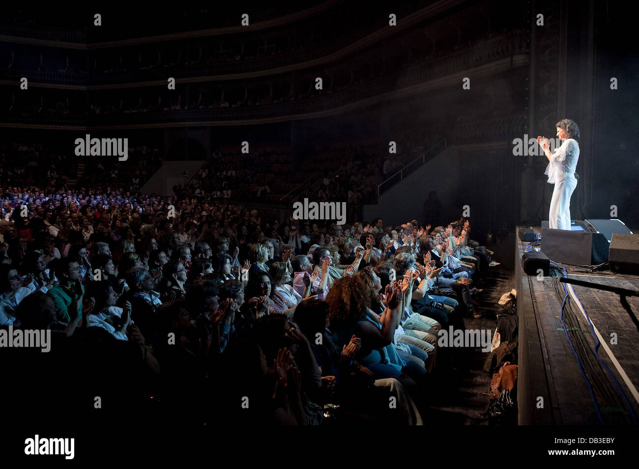 Brazilian romantic singer, Simone, performing live at Coliseu dos ...