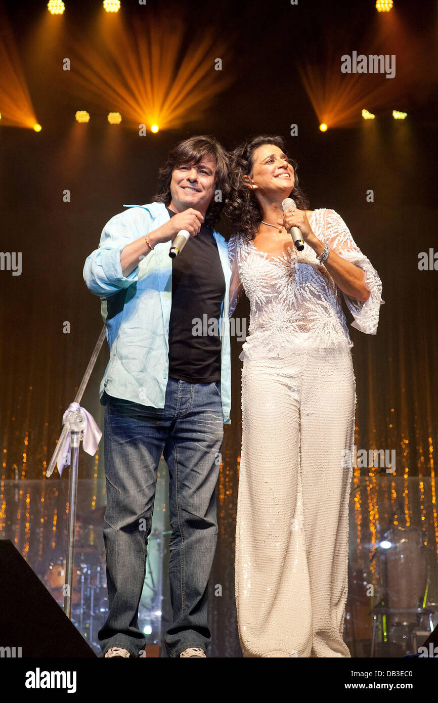 Brazilian romantic singer, Simone, performing live at Coliseu dos ...