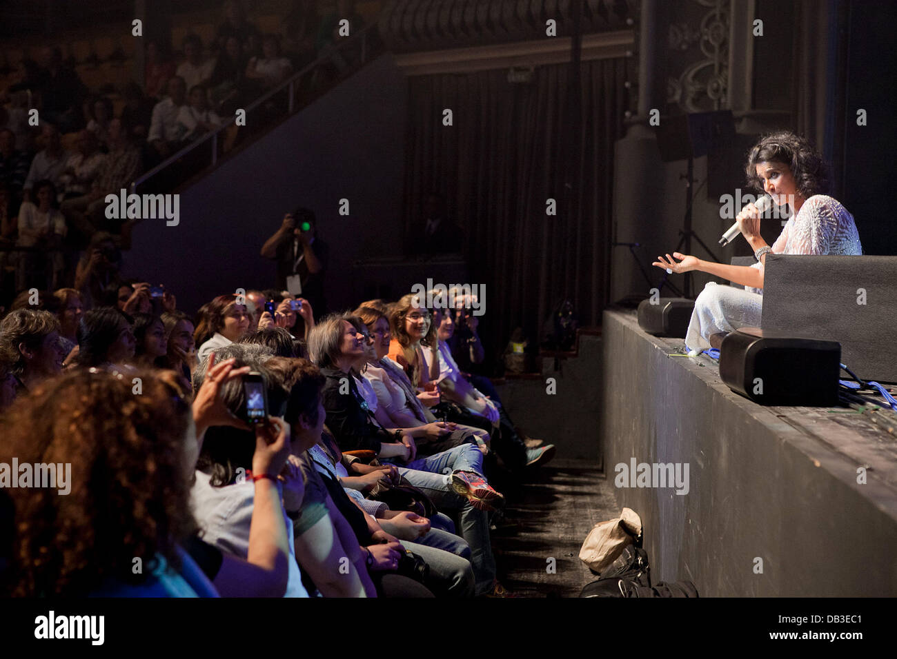 Brazilian romantic singer, Simone, performing live at Coliseu dos ...