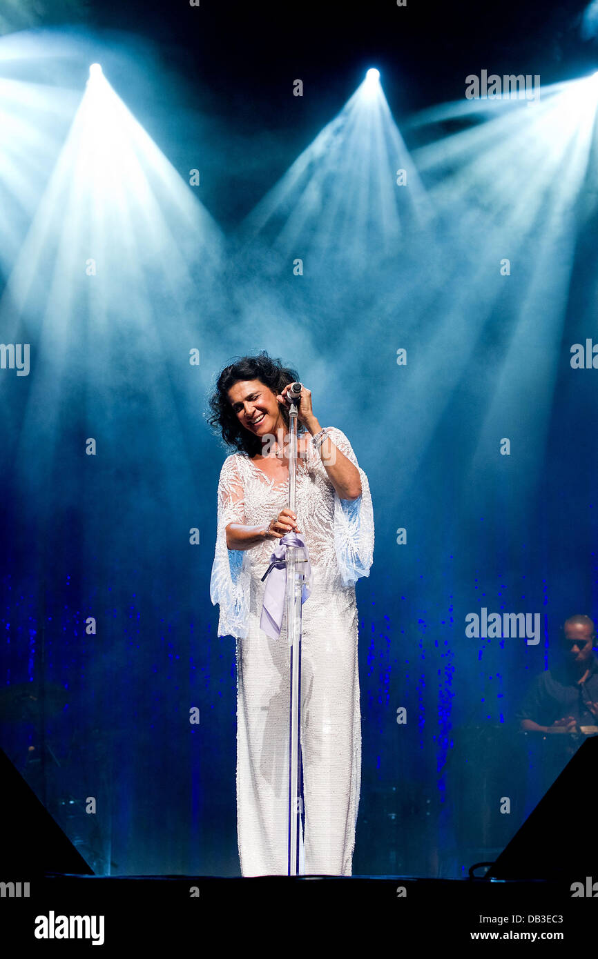 Brazilian romantic singer, Simone, performing live at Coliseu dos ...