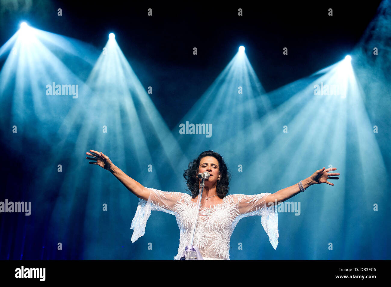 Brazilian romantic singer, Simone, performing live at Coliseu dos ...