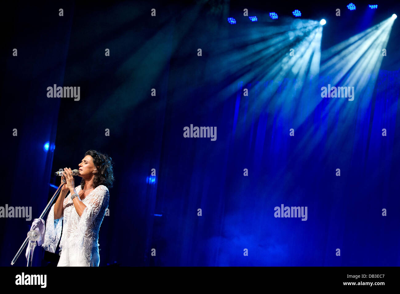 Brazilian romantic singer, Simone, performing live at Coliseu dos ...