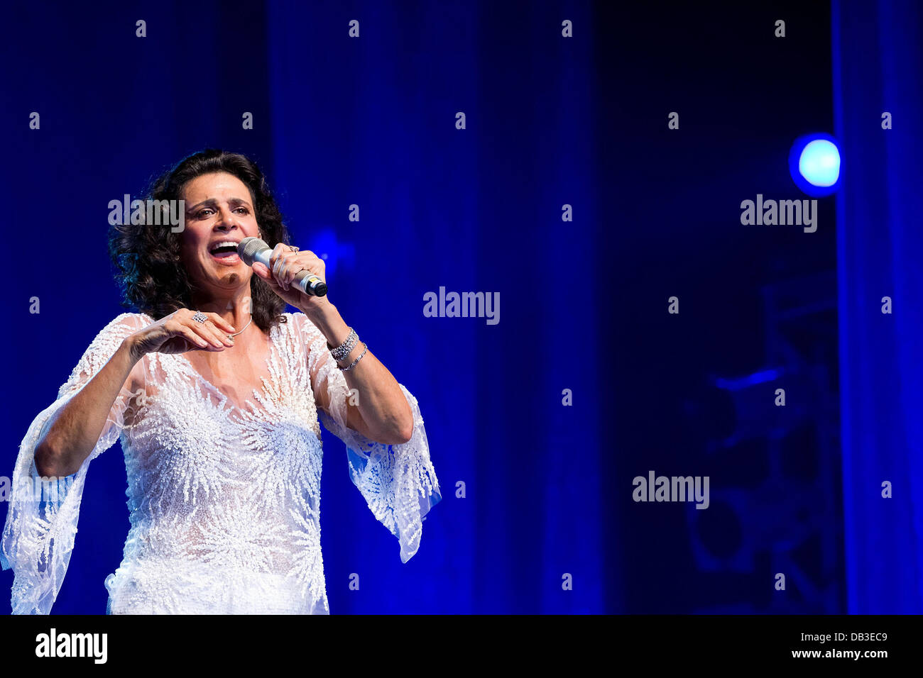 Brazilian romantic singer, Simone, performing live at Coliseu dos ...
