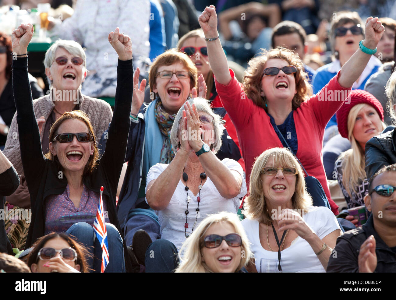 Wimbledon crowd hi-res stock photography and images - Alamy