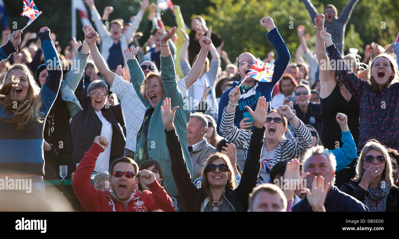 Wimbledon tennis crowd celebration hi-res stock photography and images ...