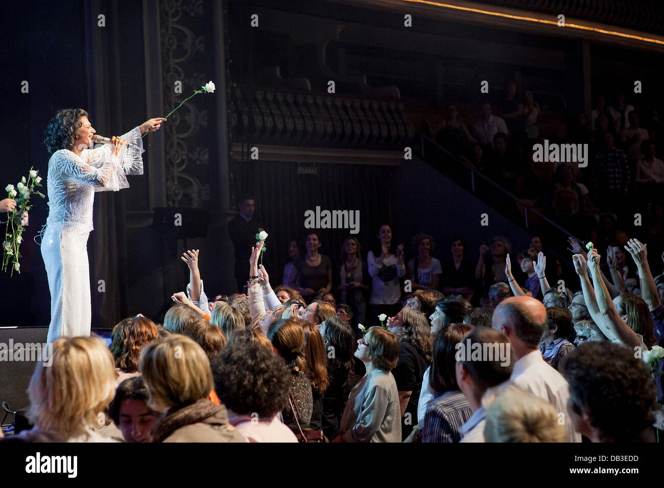Brazilian romantic singer, Simone, performing live at Coliseu dos ...