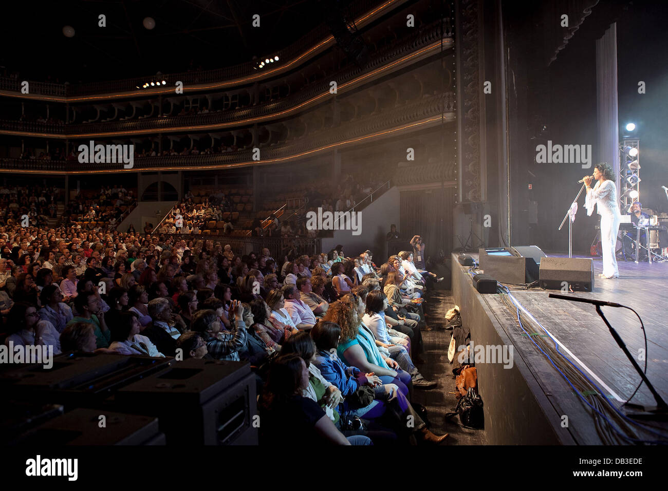 Brazilian romantic singer, Simone, performing live at Coliseu dos ...