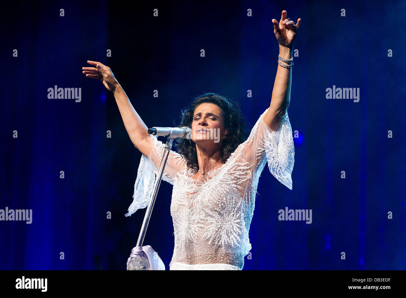 Brazilian romantic singer, Simone, performing live at Coliseu dos ...