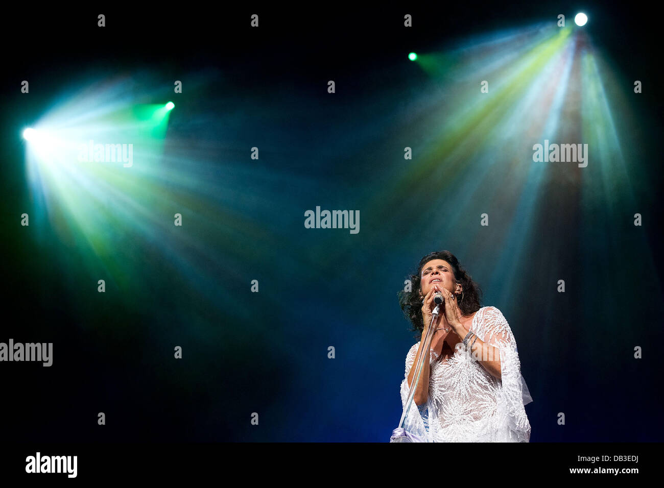 Brazilian romantic singer, Simone, performing live at Coliseu dos ...