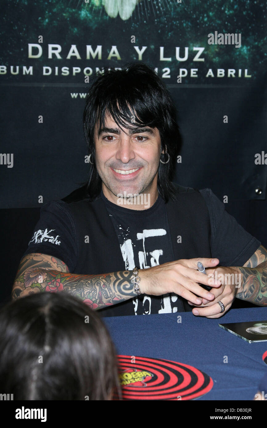 Alex Gonzalez Band members from Maná' sign copies of their new album ...