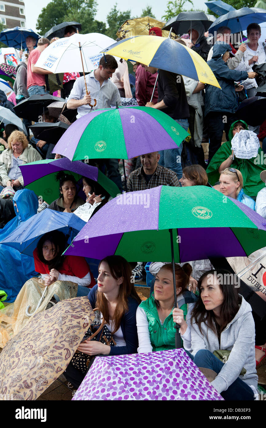 Wimbledon tennis rain crowd umbrellas hi-res stock photography and ...