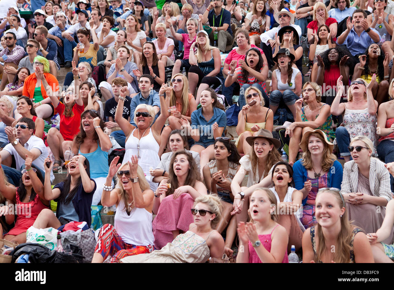 Wimbledon crowd hi-res stock photography and images - Alamy