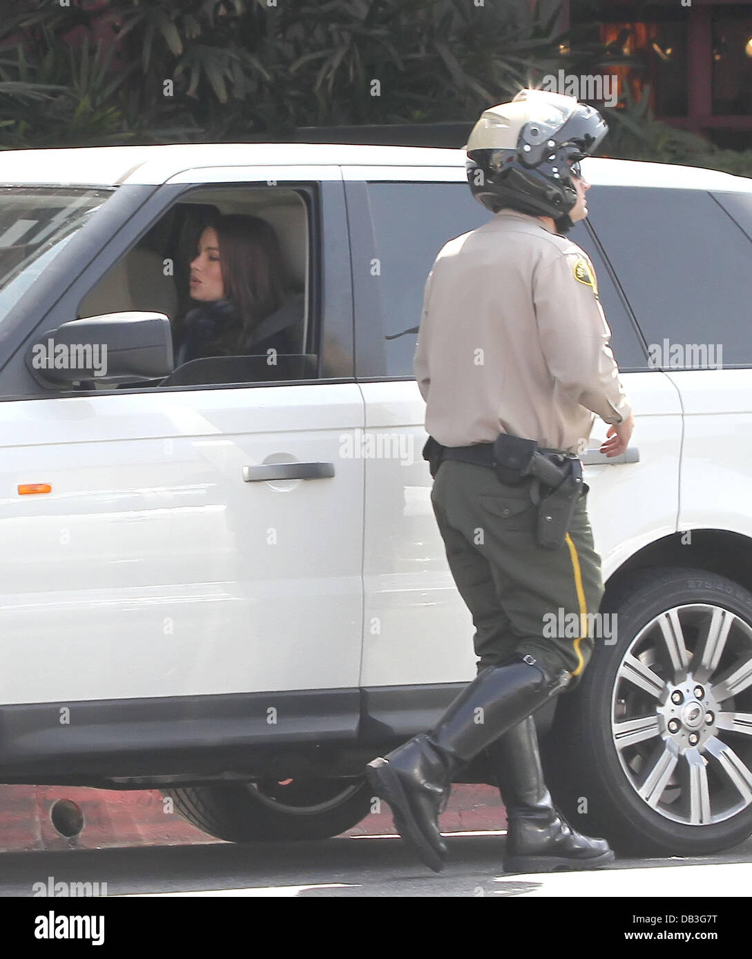 Sophia Vergara Gets pulled over by a Police Officer whilst driving her ...