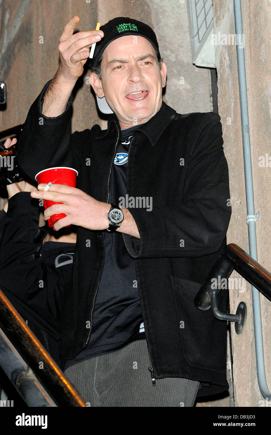 Charlie Sheen taking a smoke break and greet fans outside Massey Hall ...