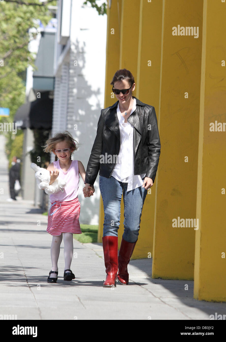 Jennifer Garner and her daughter Violet Affleck out and about in Santa ...