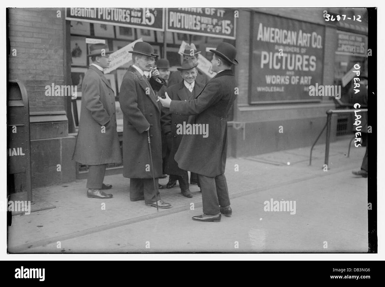 Opera claqueurs hi-res stock photography and images - Alamy