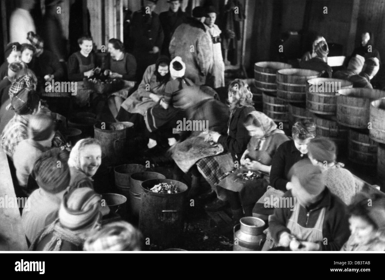post war period, refugees, Germany, fugitives prepare a meal, 1945 / ...
