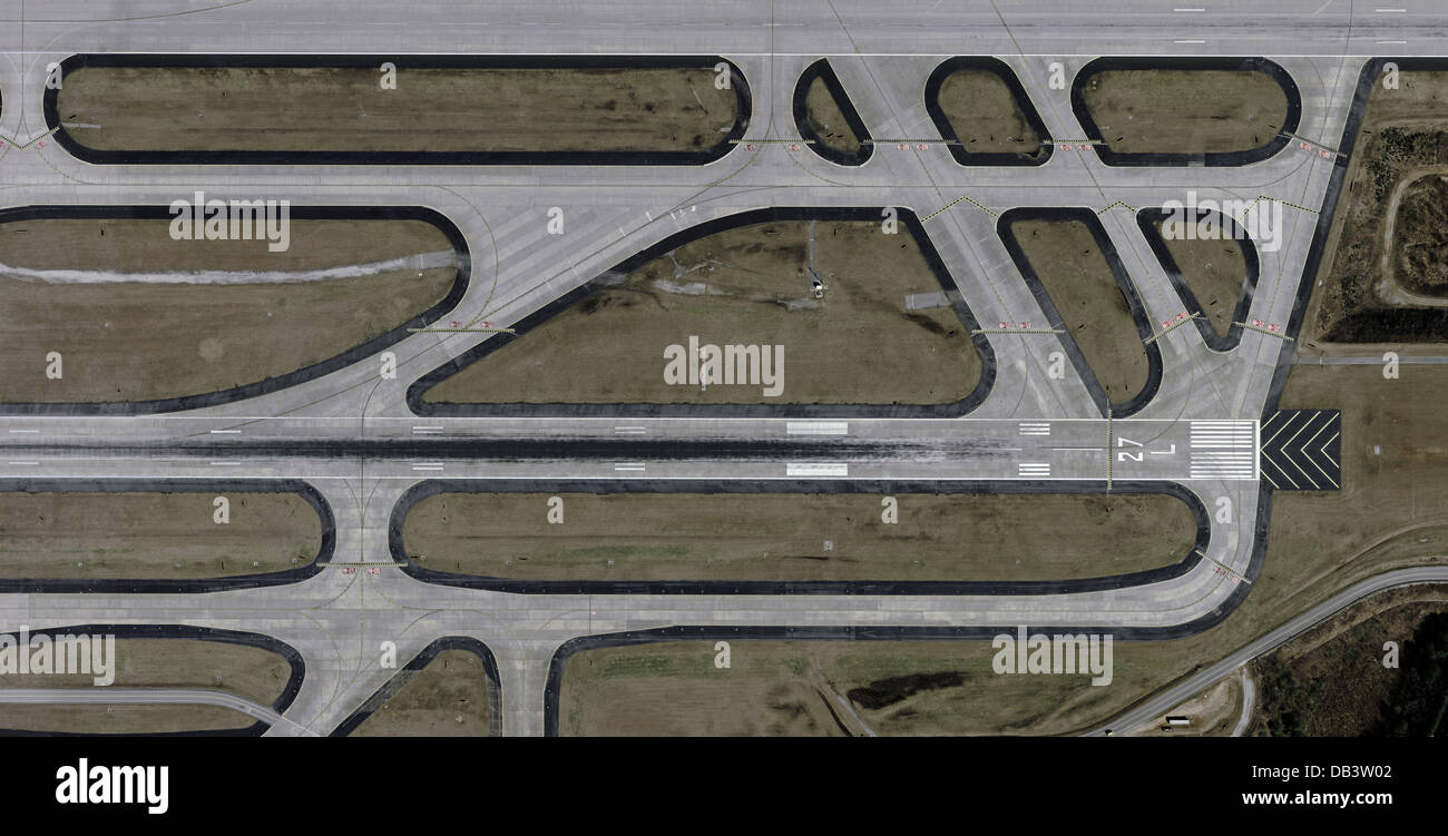 aerial photograph of parallel airport taxiways and runways Stock Photo ... aerial photograph of parallel airport taxiways and runways Stock Photo ...