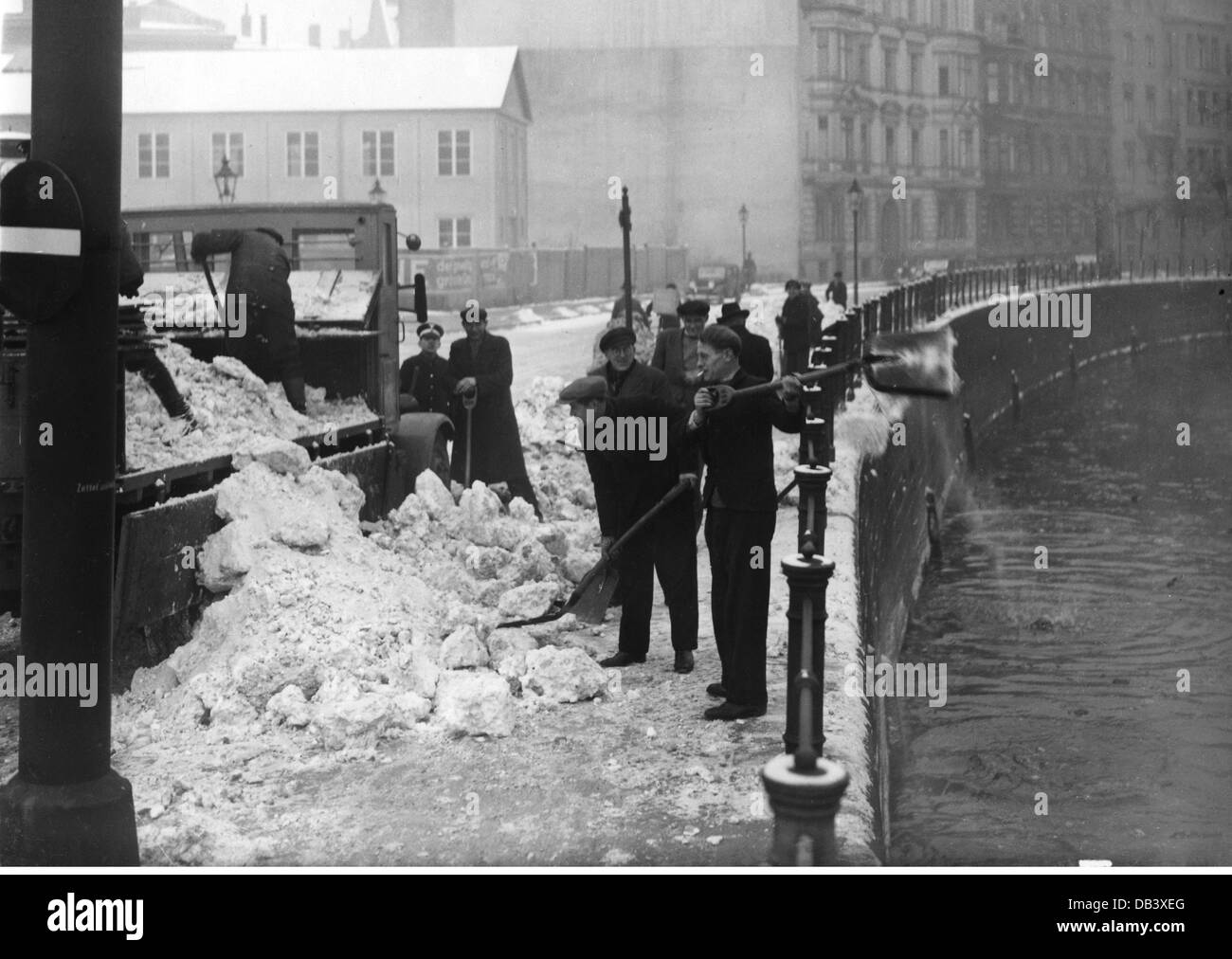 Berlin snow 1930s hi-res stock photography and images - Alamy