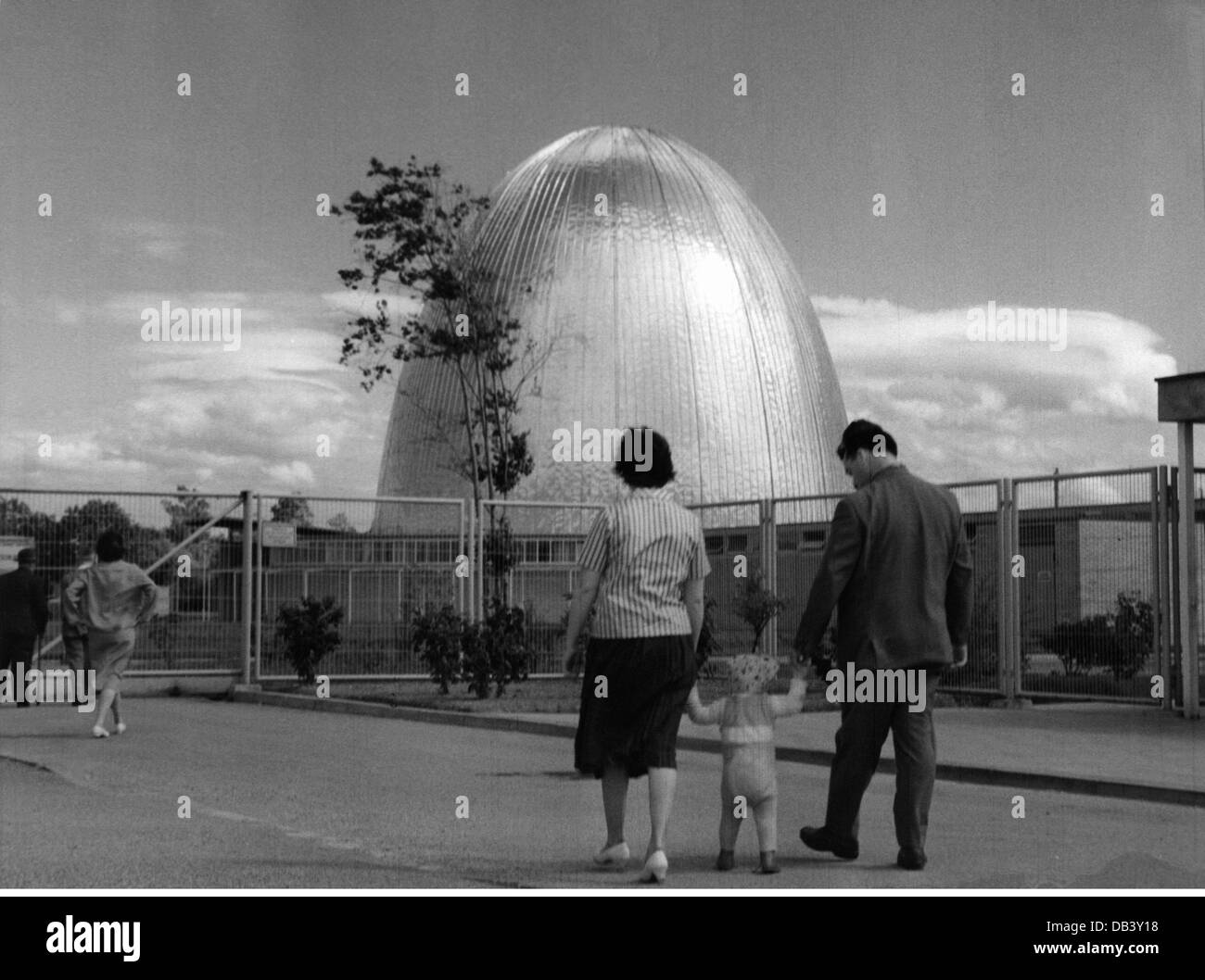 1960s nuclear family hi-res stock photography and images - Alamy