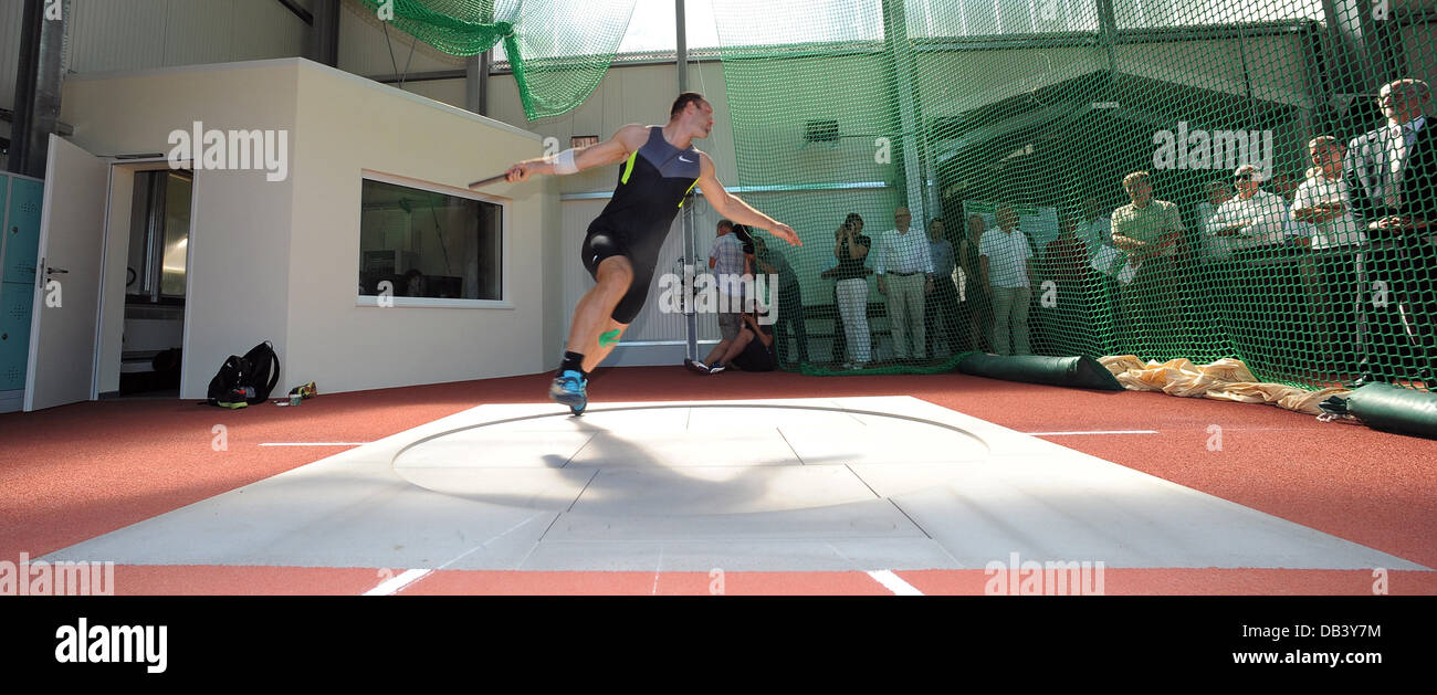 Discus thrower Robert Harting inaugurates the dynamic measuring station ...