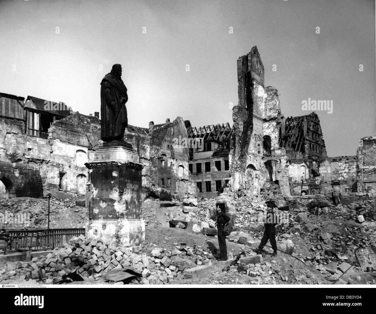 Destroyed city bomb Black and White Stock Photos & Images - Alamy