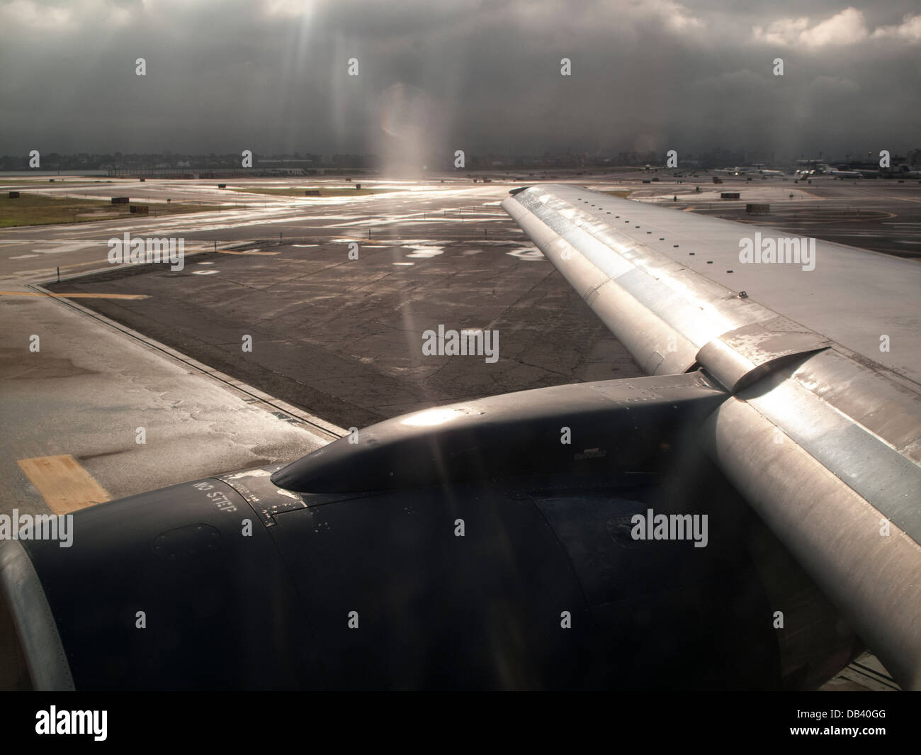 Airplane take off runway hi-res stock photography and images - Alamy