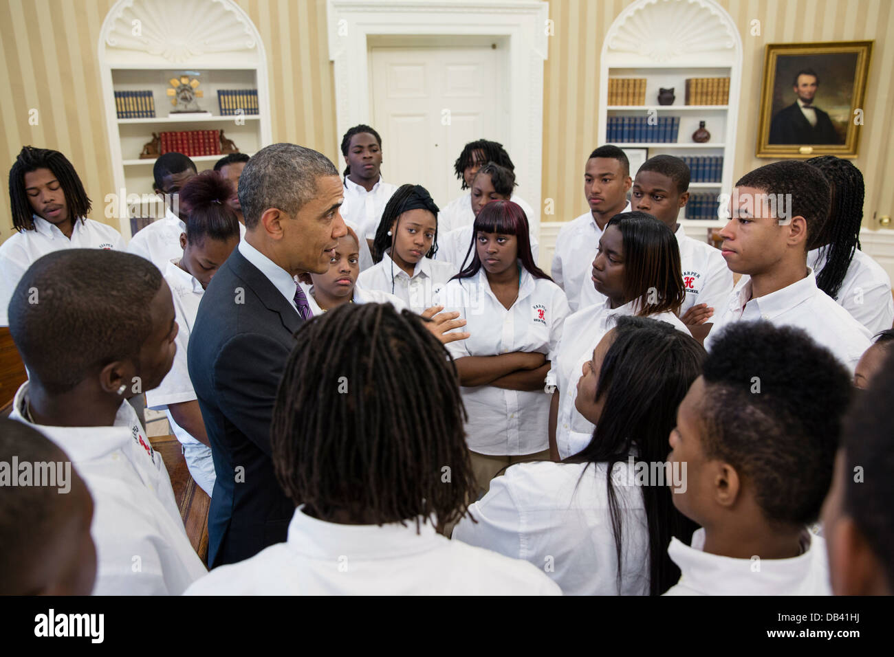 President Barack Obama talks with students from William R. Harper High ...